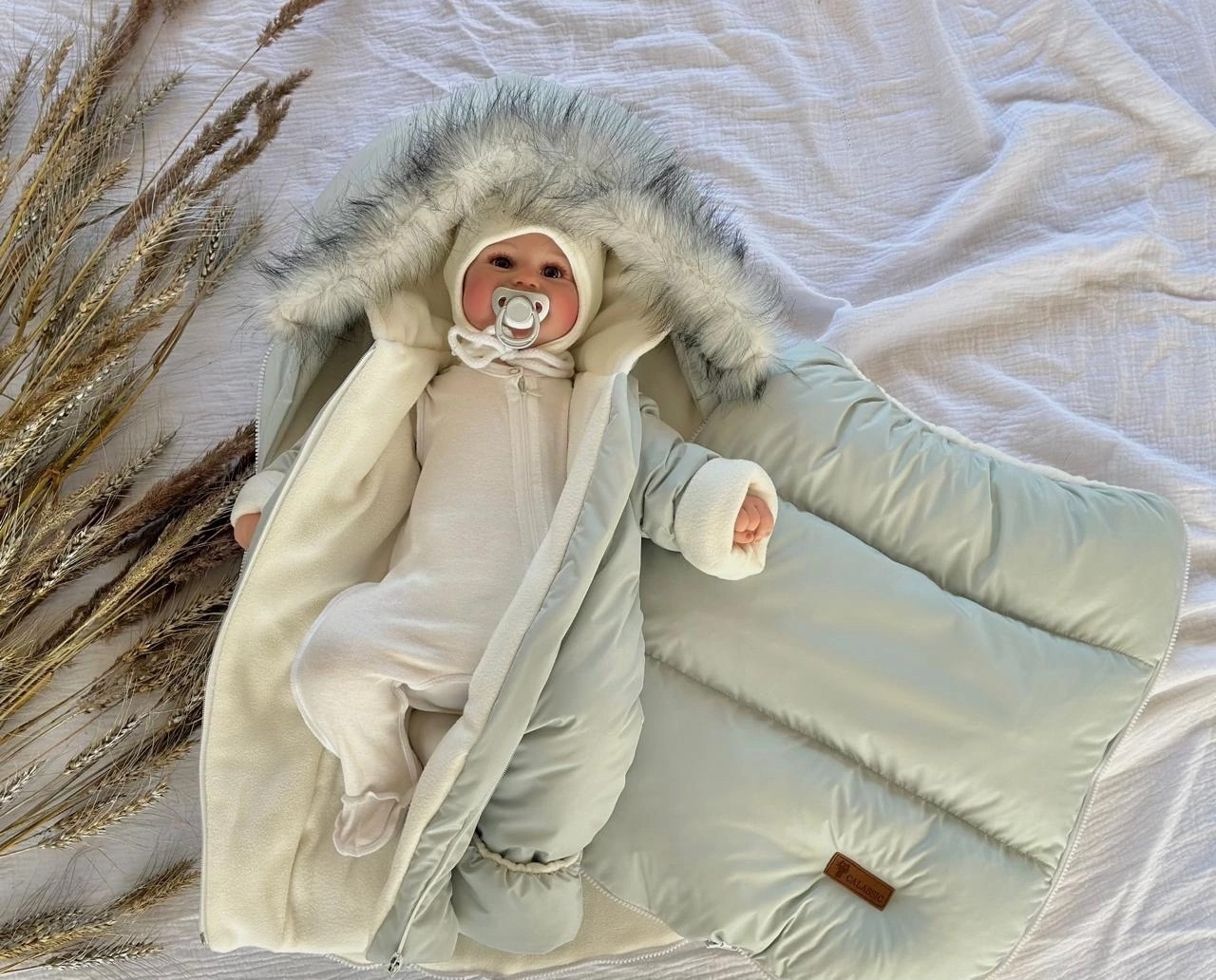 Конверт для новорожденных на выписку зимний в роддом на прогулку зимний с мехом тифани