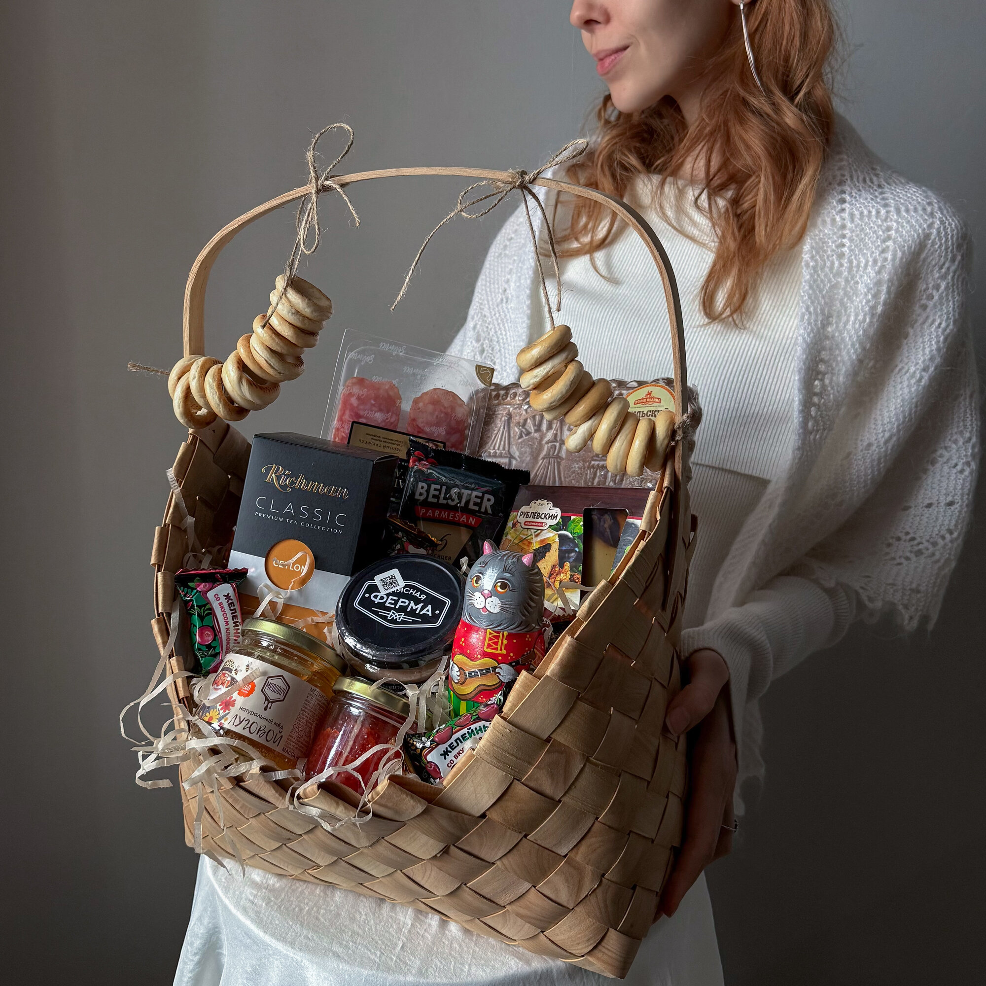 Подарочный набор c красной икрой, медом и матрешкой к Масленице. Veresk 744