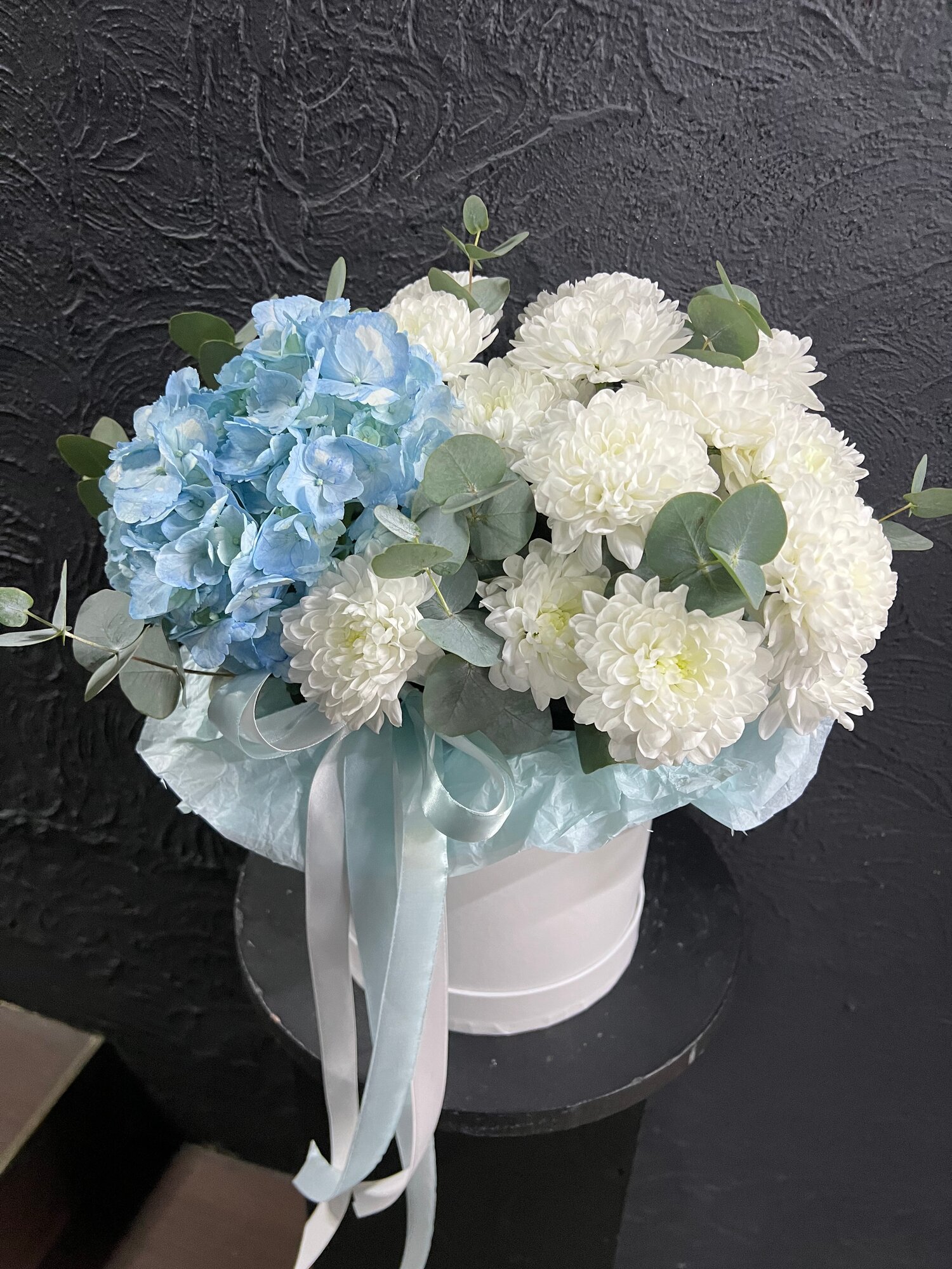 Композиция с гортензией "Голубое облачко", в шляпной коробке