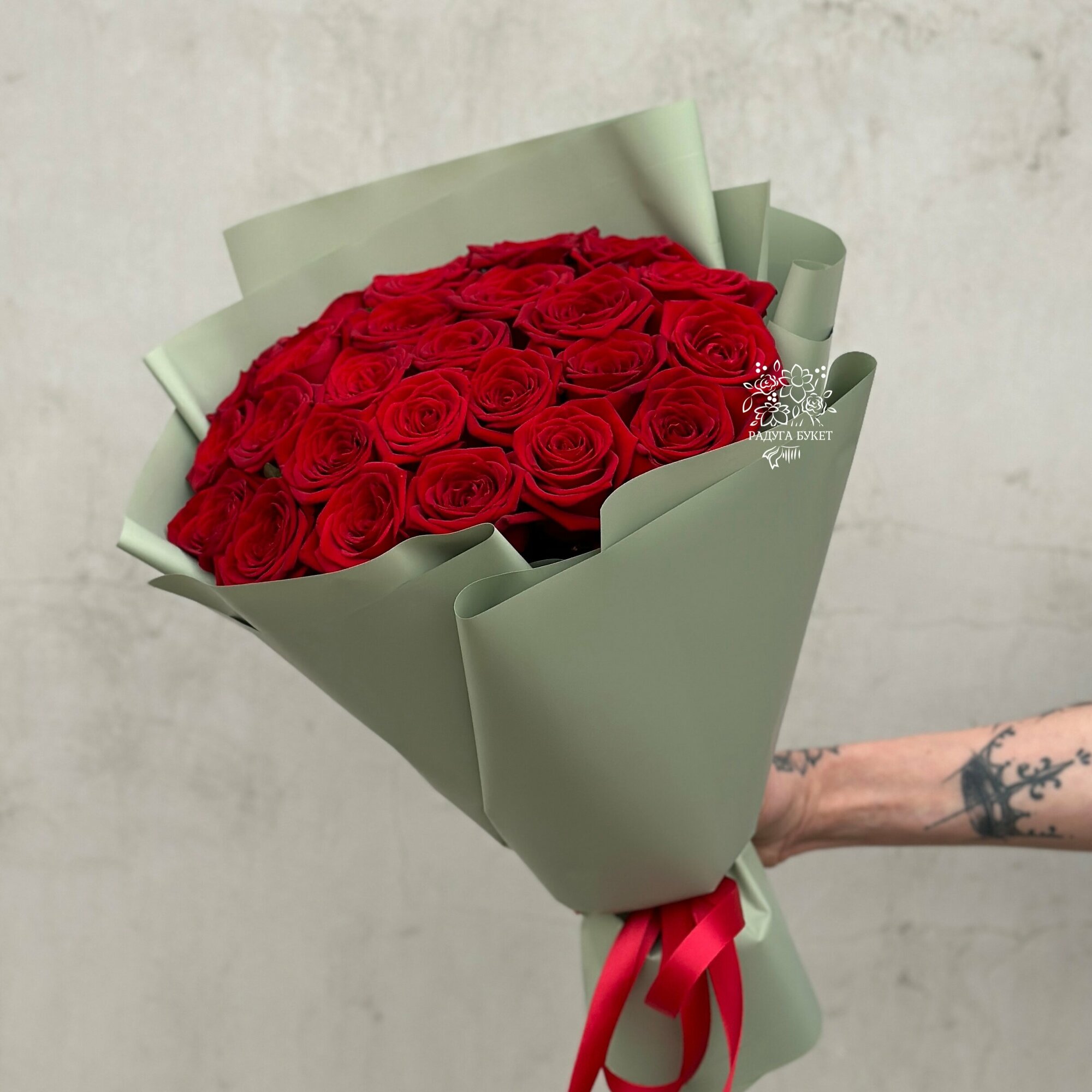 Букет цветов из 25 красных роз 40см в дизайнерской упаковке / Радуга Букет