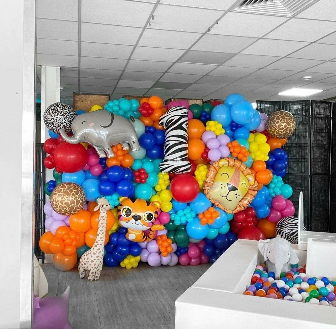 Фотозона – стена из шаров «Мадагаскар»