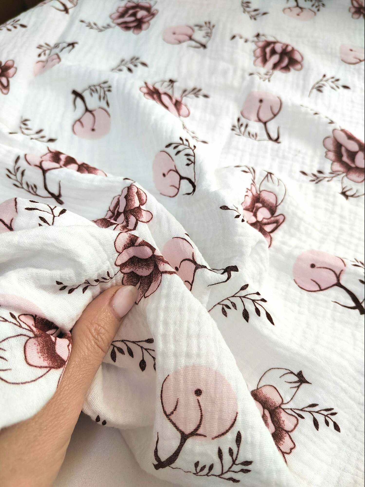 1.5 метра. Ткань муслин двухслойный жатый. Хлопок 100%, отрез 150*135 см, рисунок цветы хлопка на белом, материал для шитья и рукоделия