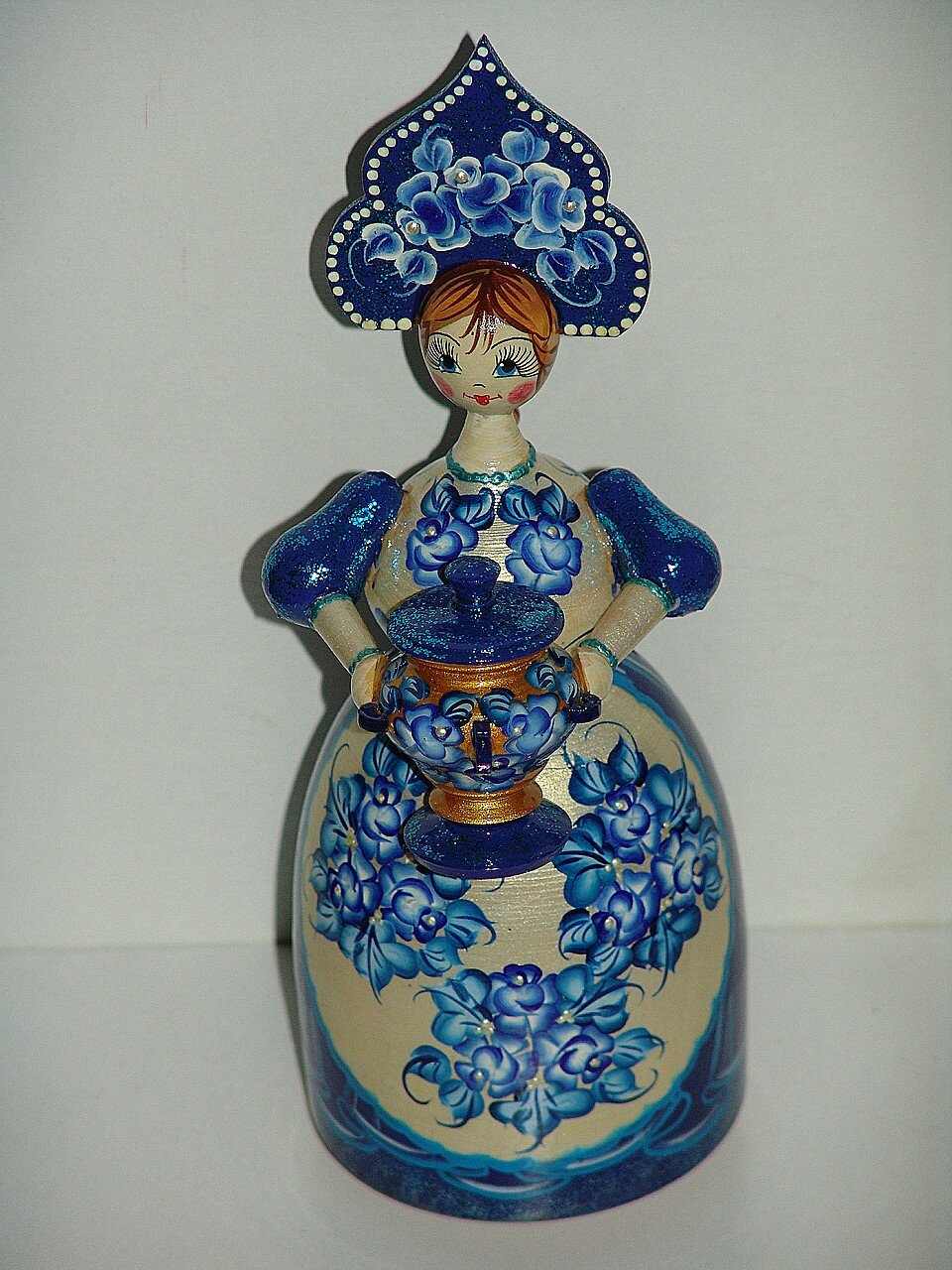 "Девушка с самоваром" - музыкальная деревянная модель. цвет синий (зима)