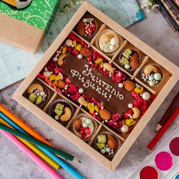 Подарочный набор шоколадных конфет - любимому учителю физики