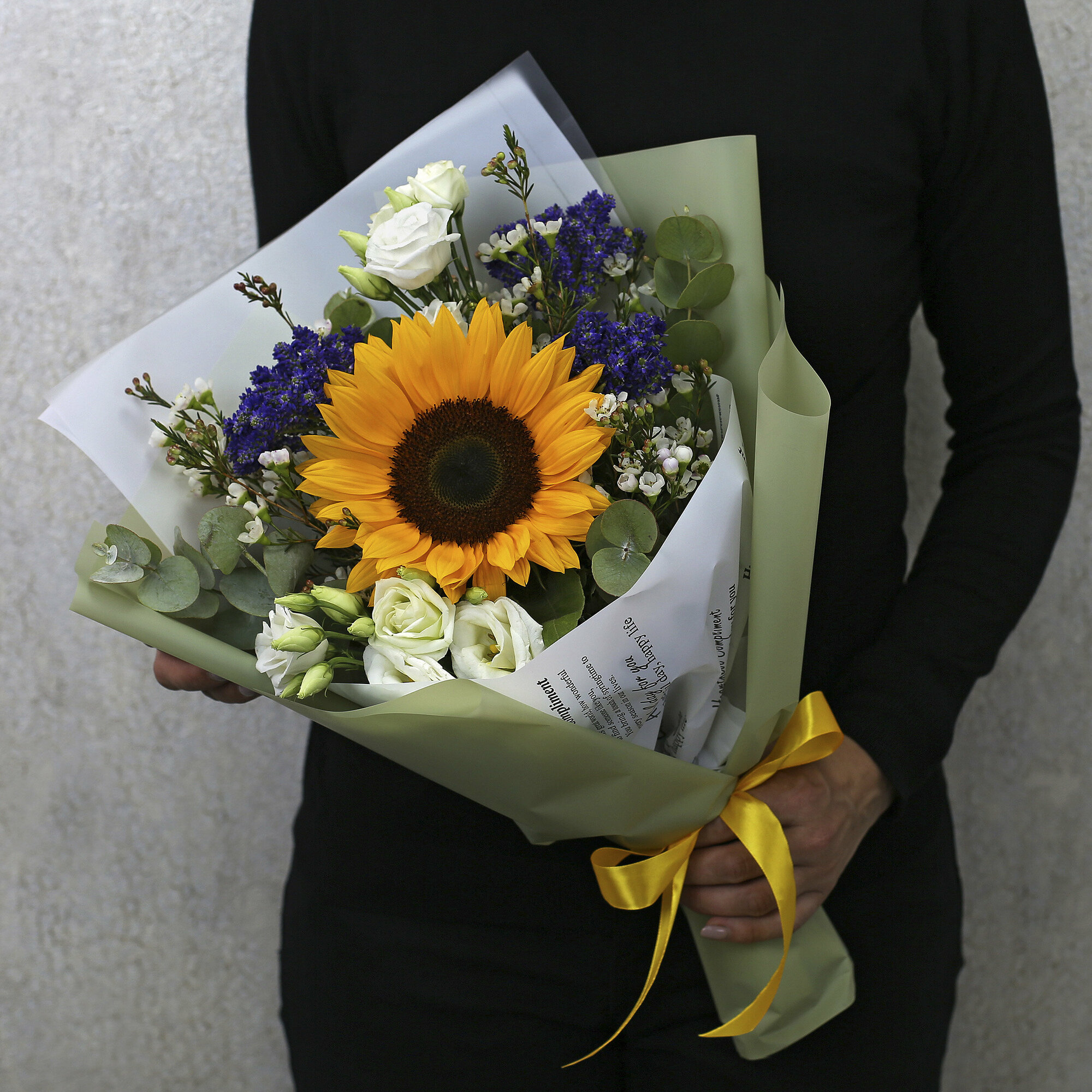 Букет из подсолнуха, белой эустомы и синей вероники в дизайнерской упаковке