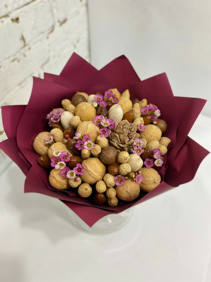 Ореховый букет с кедровой шишкой и финиками (BuketOnline)