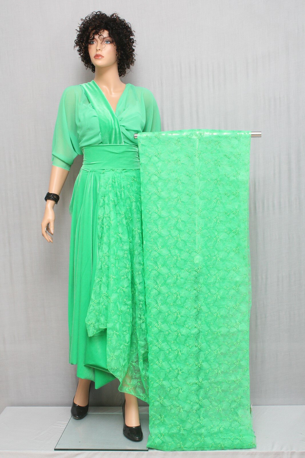 Ткань Вышивка хлопком на органзе ярко-травяная, ш92см, 0,5 м