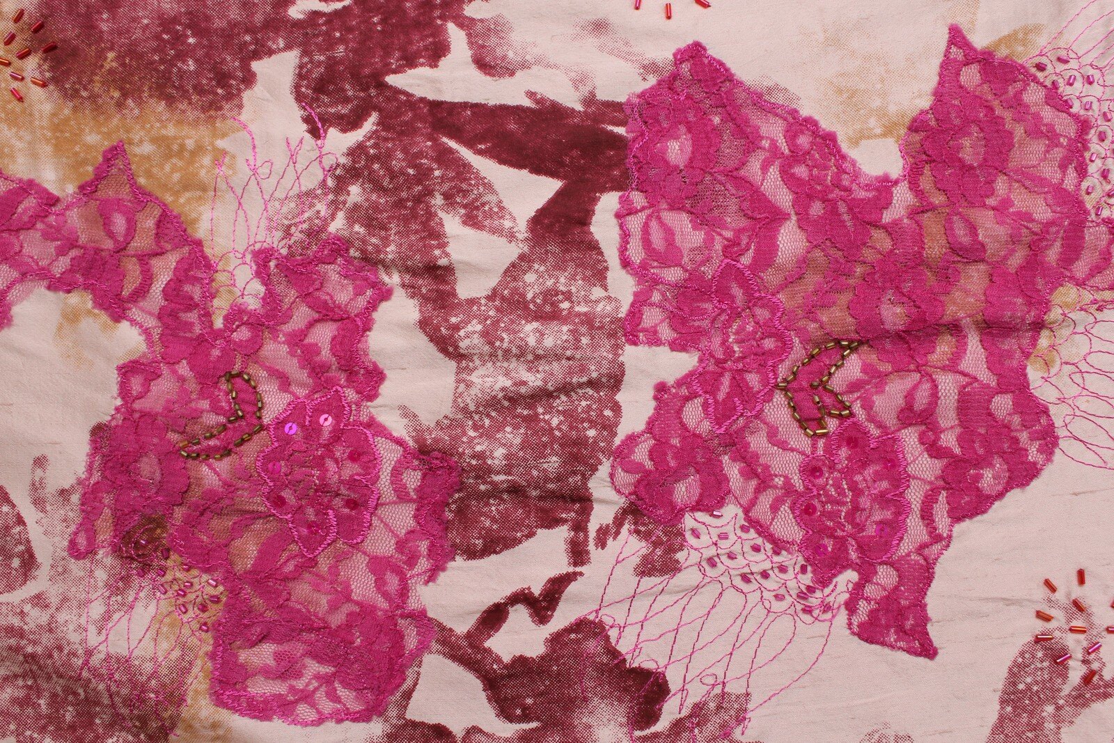 Ткань Шелк-тафта бледно-розовая с аппликацией кружевом, ш130см, 0,5 м