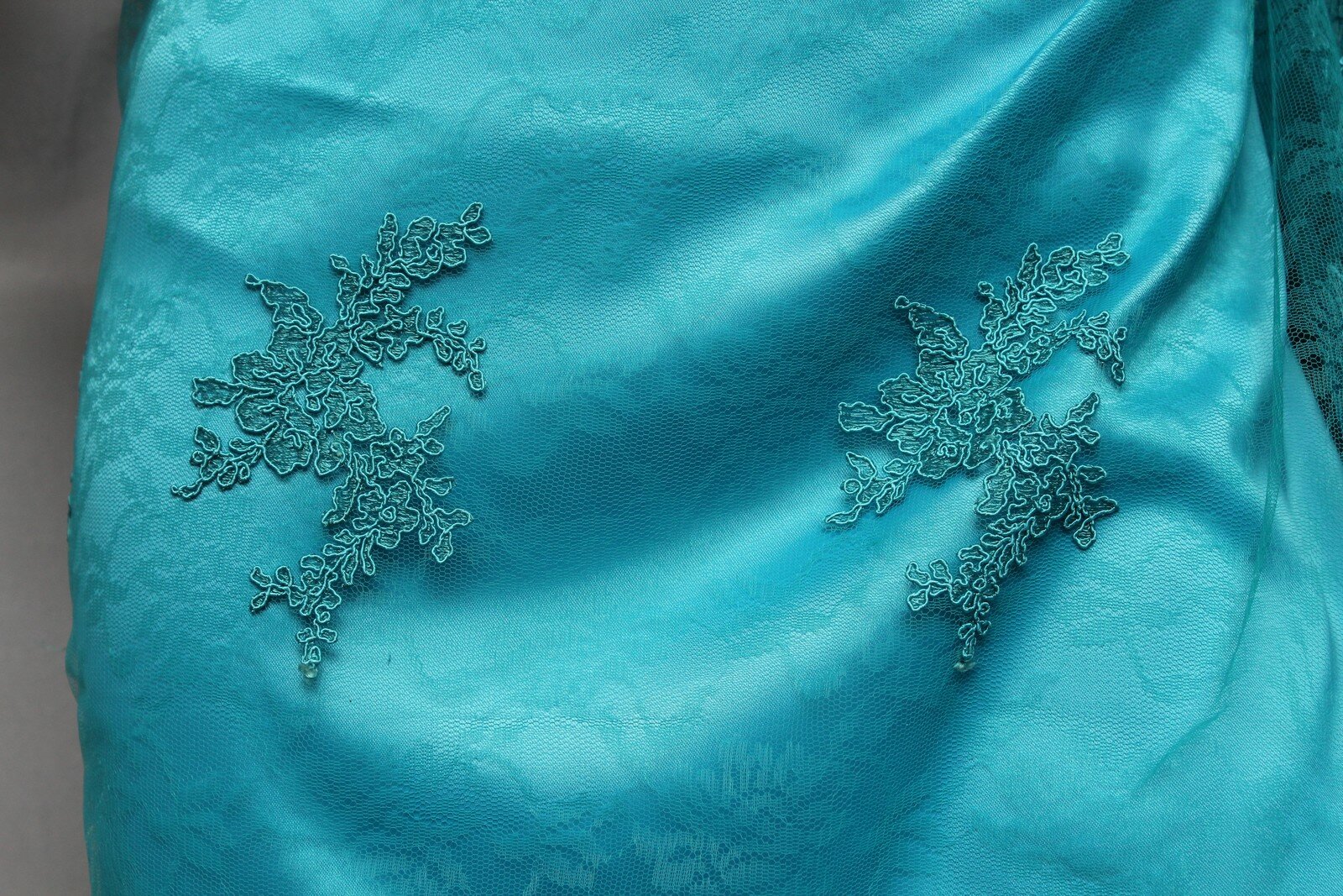 Ткань Вышивка Cadena на кружевной сетке бирюзовая с фестонами, ш130см, 0,5 м