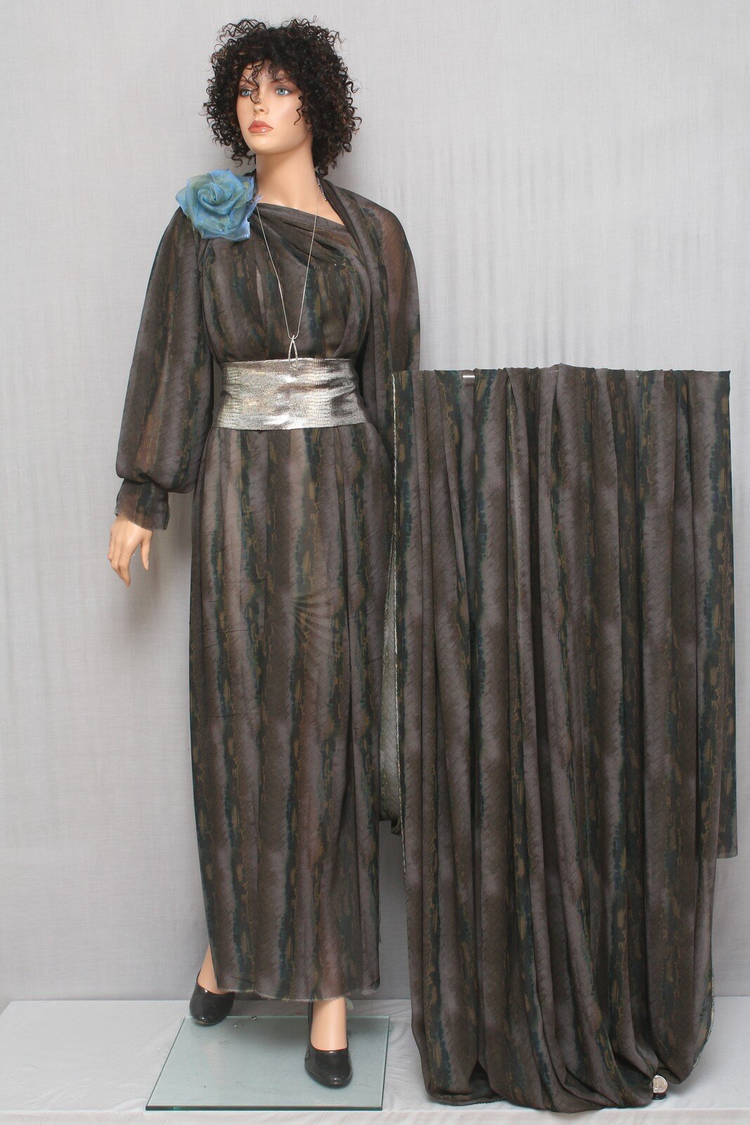 Ткань Шёлк-жоржет стрейч Cavalli продольный размытый узор на тёмно-сером фоне, ш132см, 0,5 м