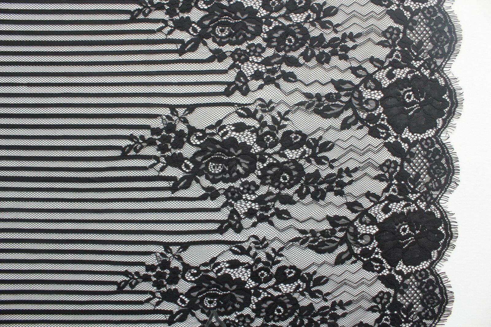 Ткань Кружевной гипюр стрейч чёрного цвета с двумя фестонами, поперечными полосками и тонким кордом, ш130см, 0,5 м