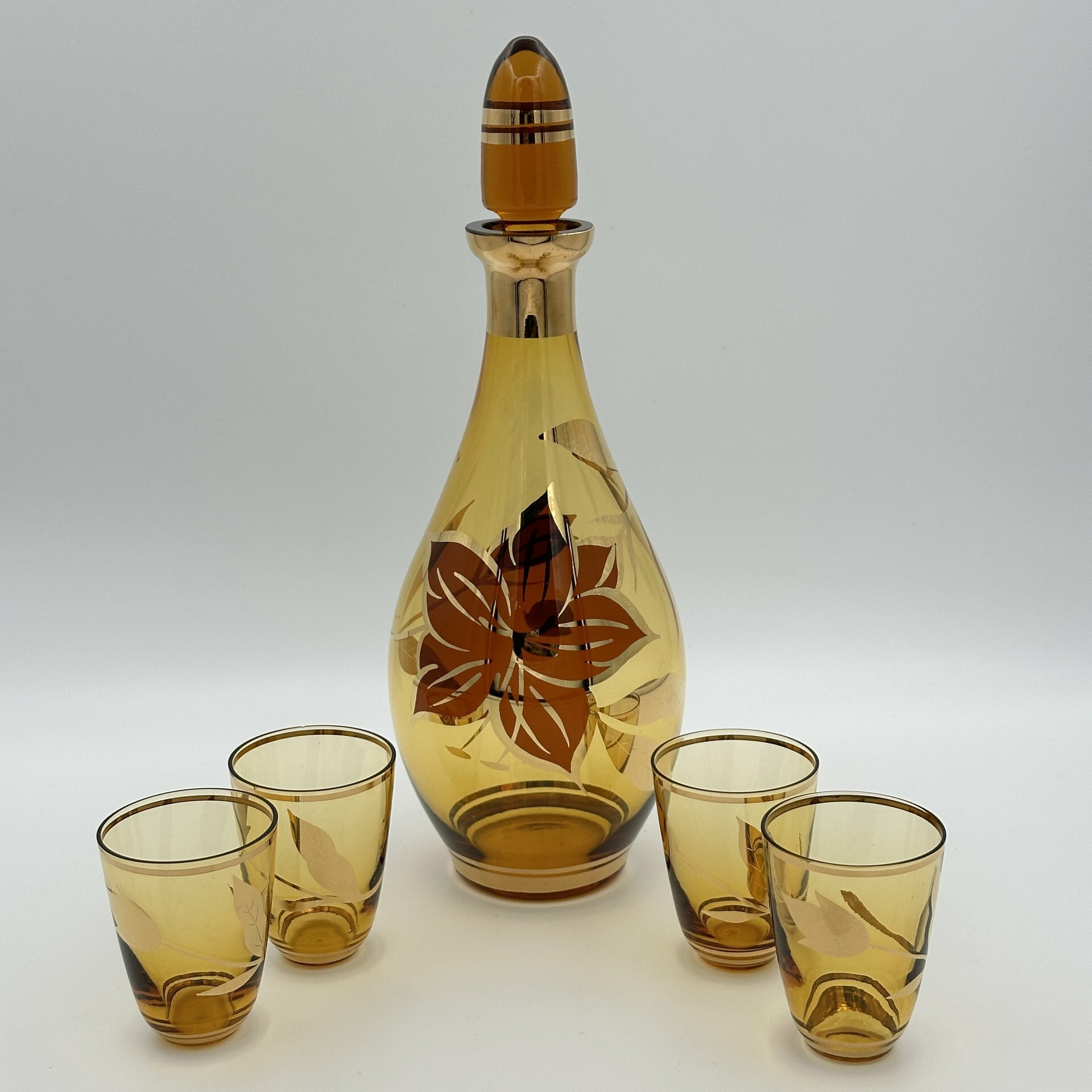 Набор для подачи крепких напитков на 4 персоны янтарного цвета