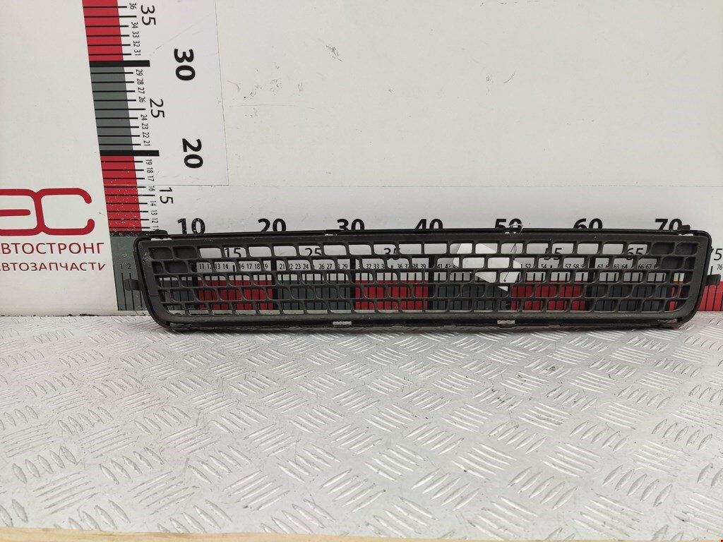 Решетка (заглушка) в бампер центральная Volvo V70 3 30678636 арт. 967394