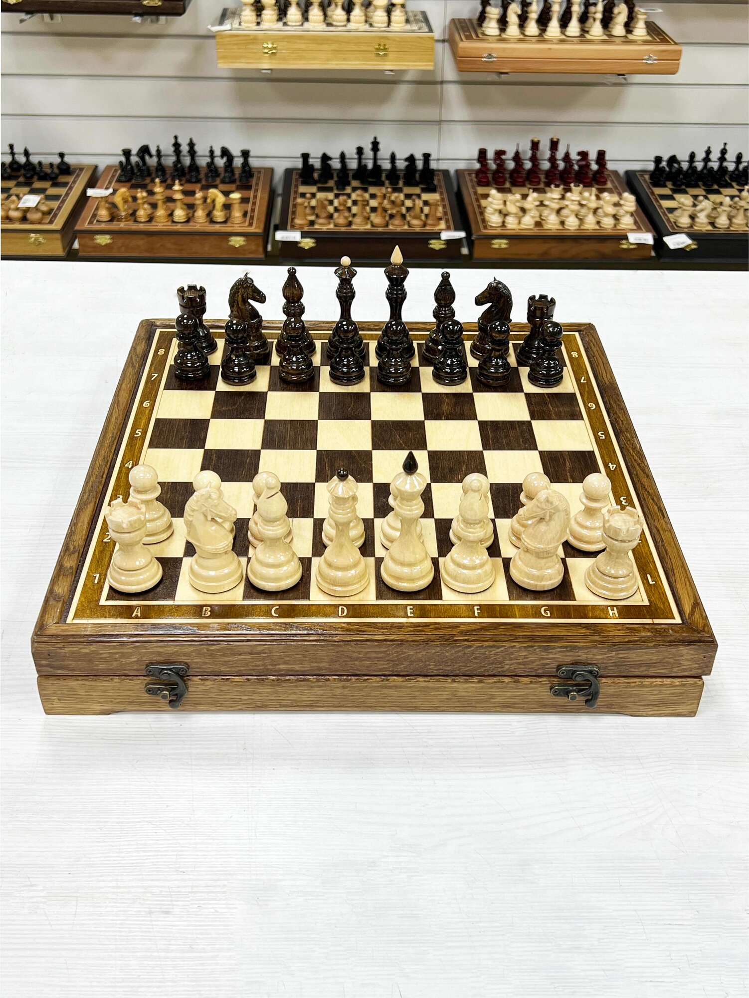 Шахматный ларец из дуба с фигурами Бастион из кавказского граба 40 см