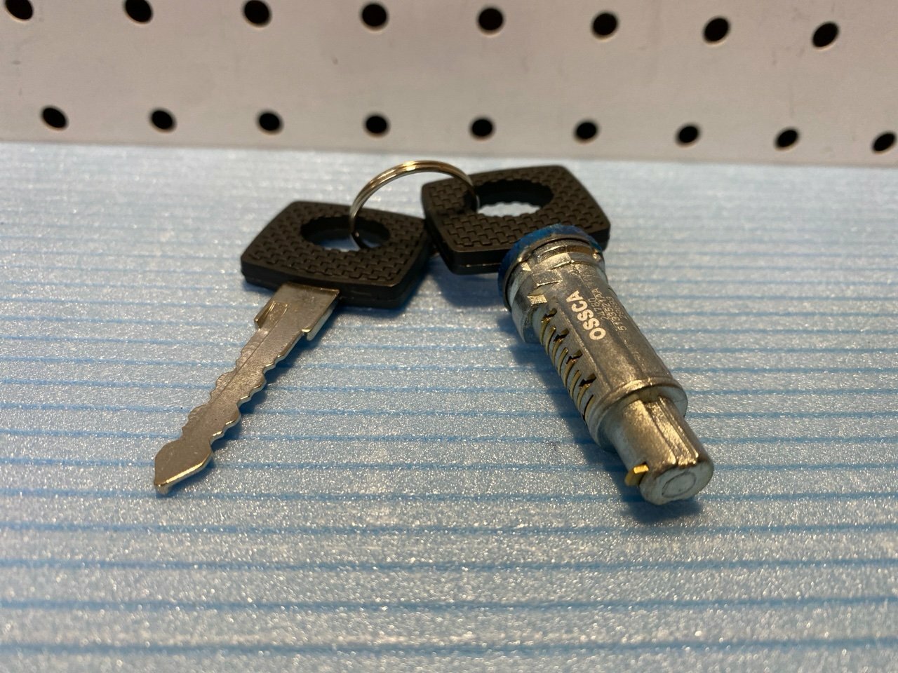 Личинка замка двери с 2 ключами Мерседес Актрос Атего Спринтер Камаз передней двери VW LT 28-46 95~06 (MERCEDES)