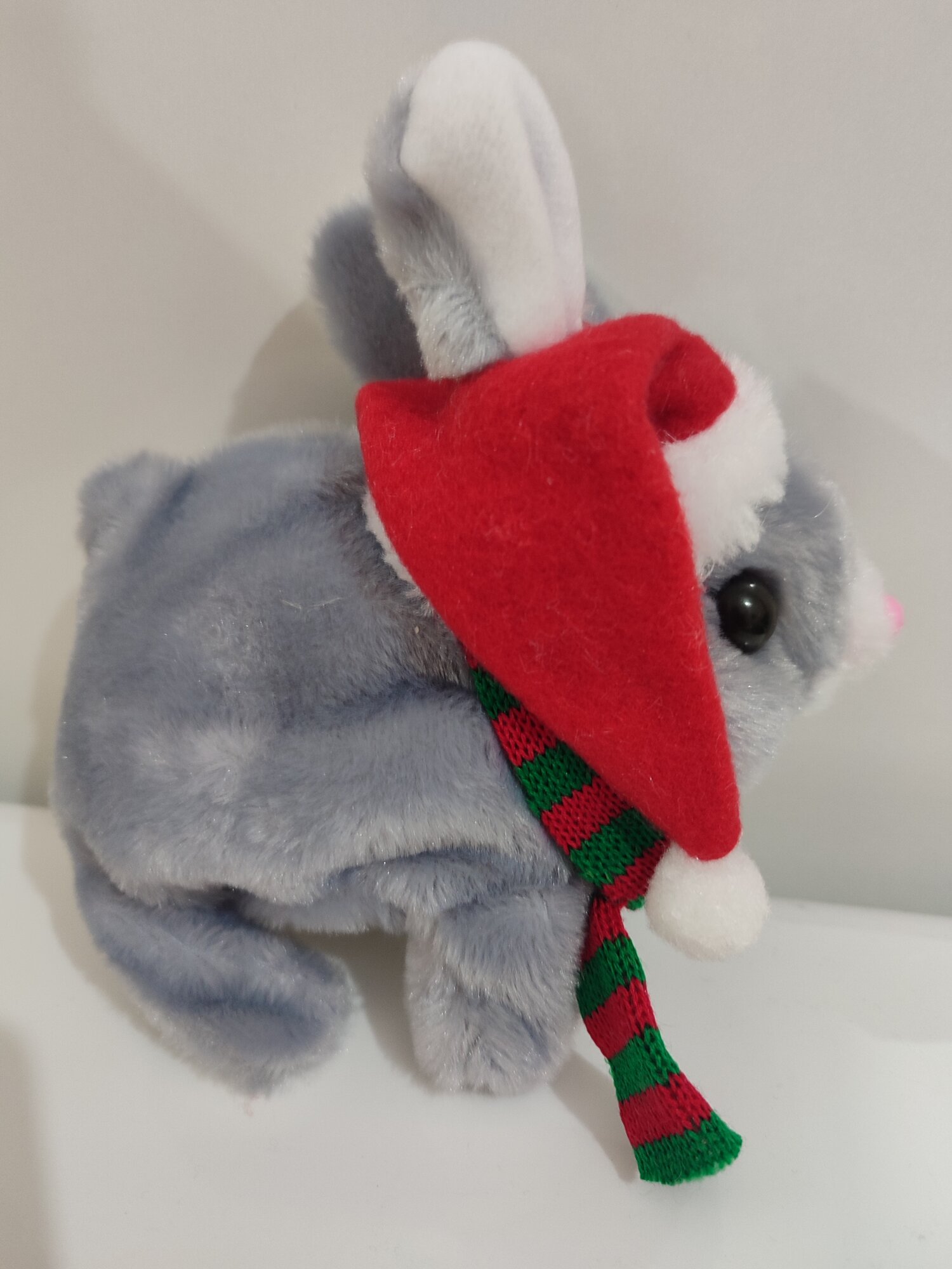 Интерактивная мягкая игрушка на батарейках механический/Зайчик, прыгающий кролик с колпаком и шарфиком/подарок на праздник