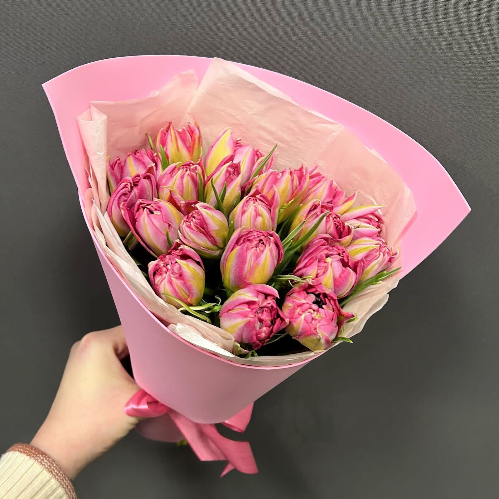 Букет из 19 пионовидных тюльпанов Флэш Поинт в розовом фоамиране