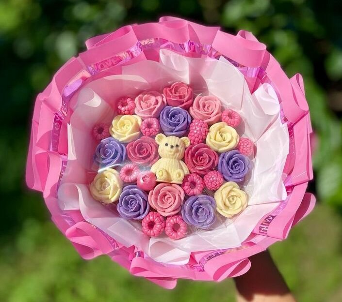 Сладкий букет для девочки ТД НебыковА шоколадные розы с ягодами и шоколадным мишкой