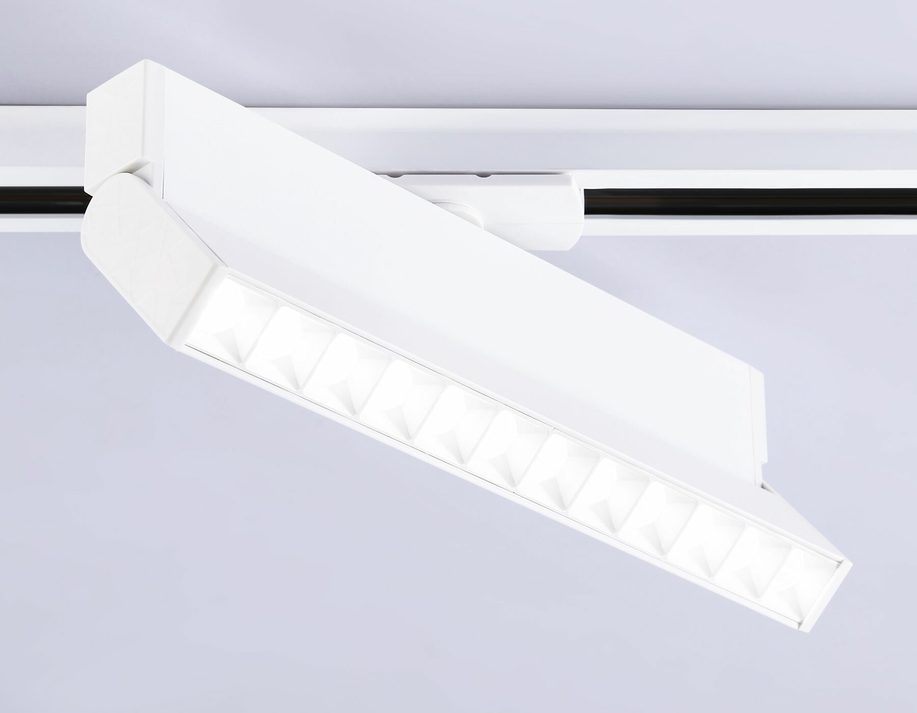 Трековый однофазный светодиодный светильник LED 12W 4200K 24 230*22*87, белый