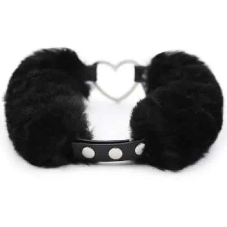 Черный меховой ошейник с металлическим сердечком, черный