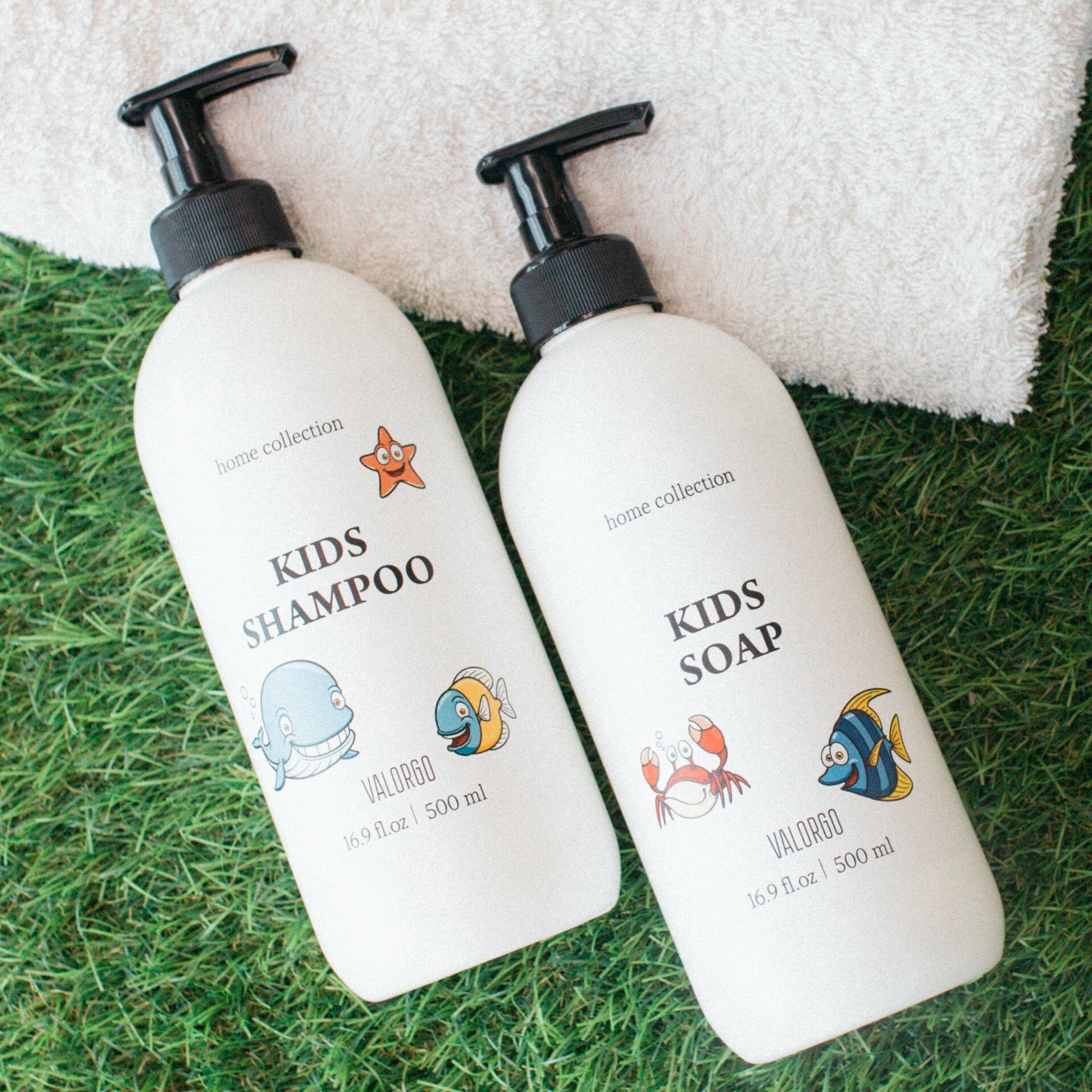 Набор детский белых флаконов для ванной VALORGO, 2 штуки по 500 мл, черный дозатор, надписи на английском языке