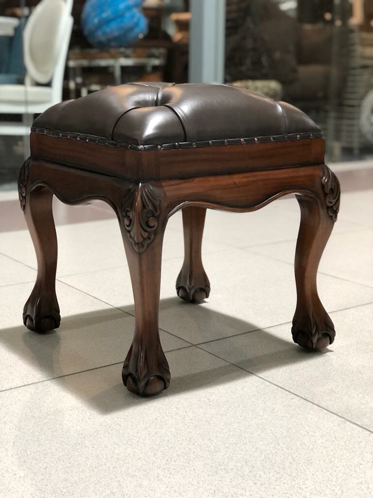 Пуф с кожаной обивкой в стиле Chippendale от DOMKORLEONE, красное дерево (mahogany wood), цвет орех HP (коричневый)