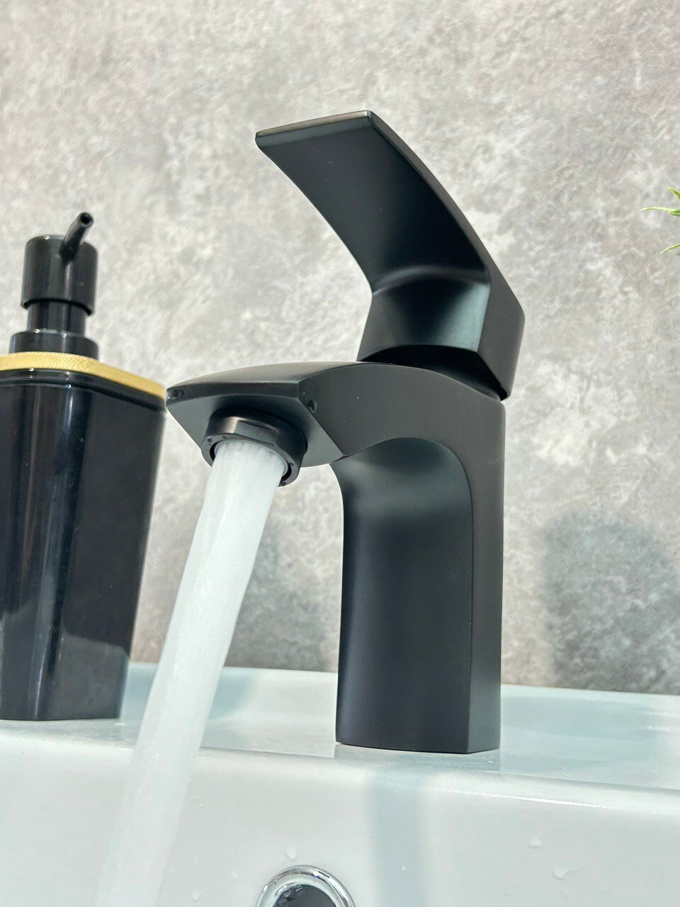 Смеситель для умывальника Hansen Черный