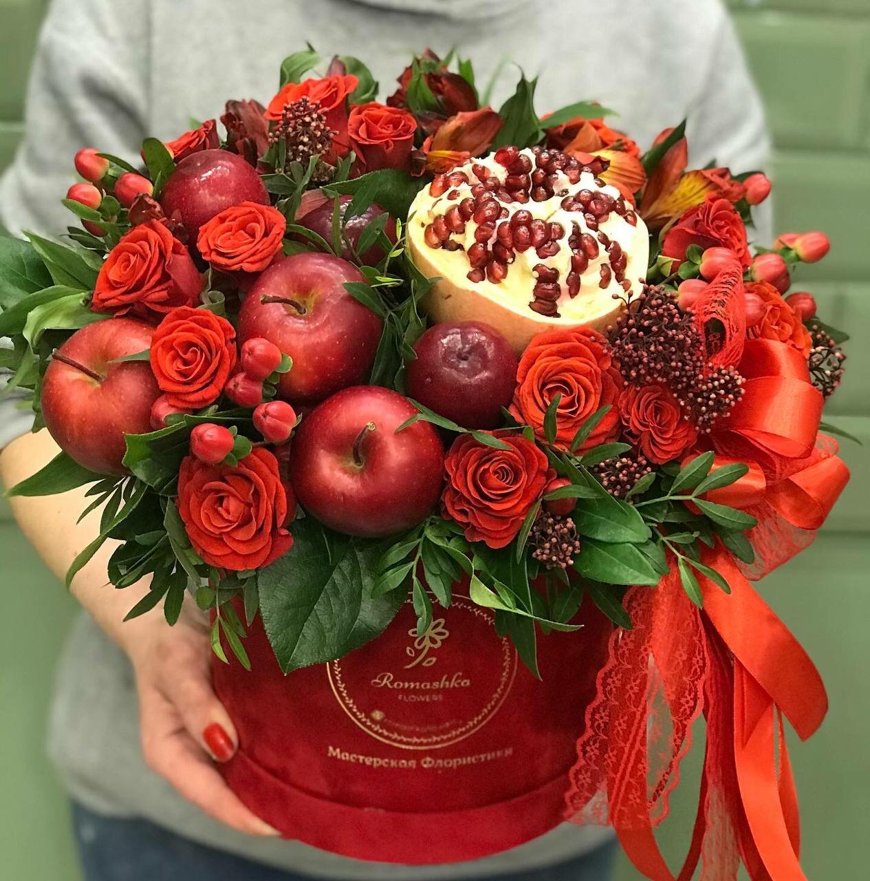 Коробка из фруктов и красных роз «Восточная сказка» - L (до 40 см)