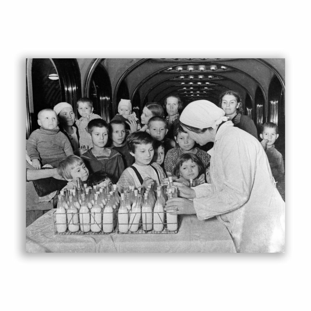 Советский постер, плакат на бумаге / Метро Маяковская во время бомбардировок, 1946 / Размер 30 x 40 см