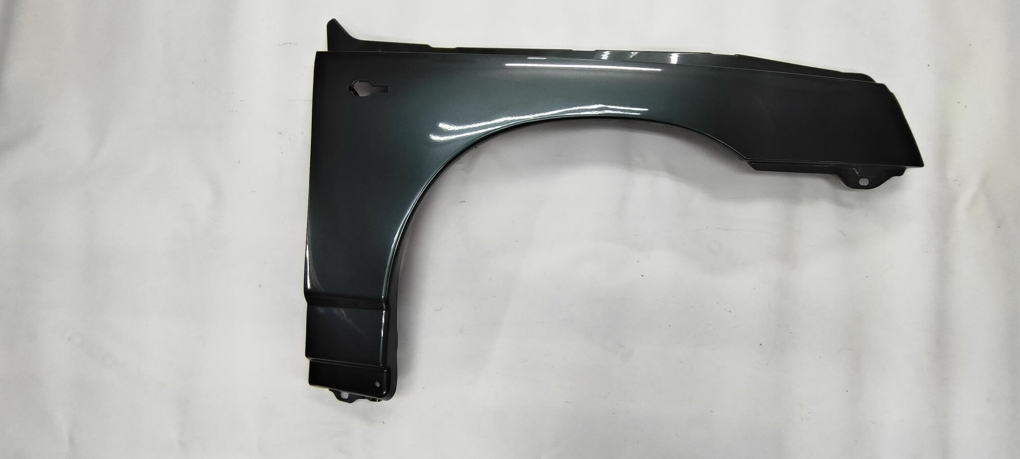 Крыло пластиковое правое 2110 2111 2112 окрашенное в цвет Сочи 360"серебристо серо зелёный"