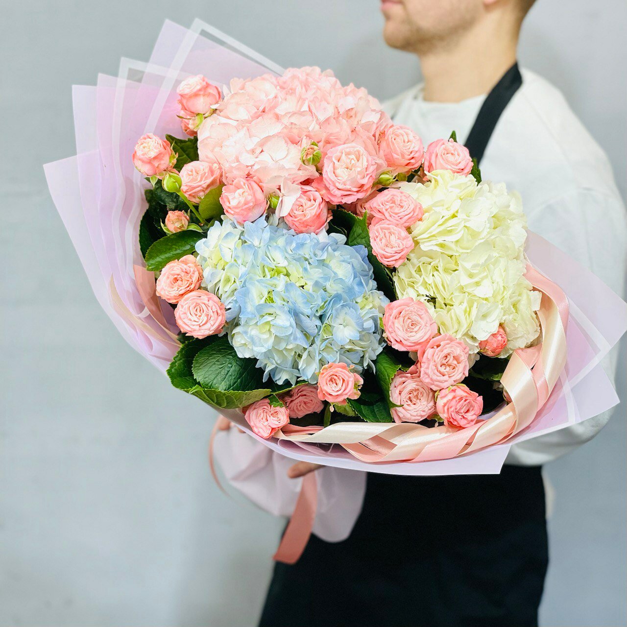 Авторский букет Rybe-Flowers, гортензия и пионовидные розы, высота 40см