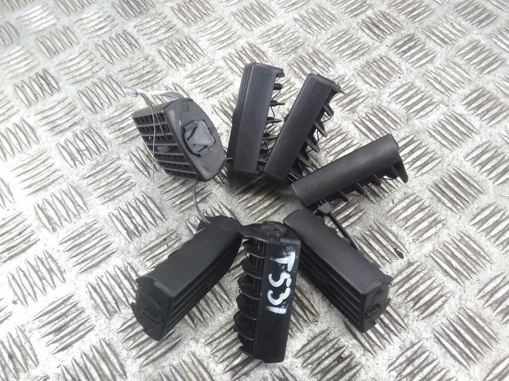 Дефлектор обдува салона Audi 80 B4 8A1820902A арт. 569778