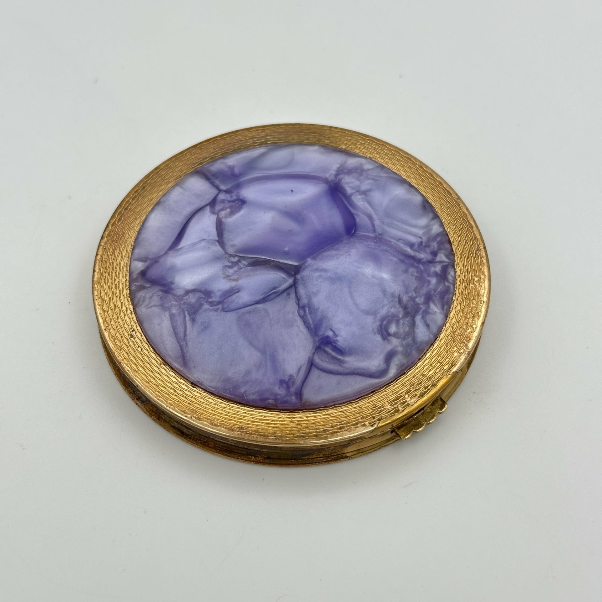 Пудреница с декоративной накладкой, латунь, пластмасса, стекло, СССР, 1960-1980 гг.