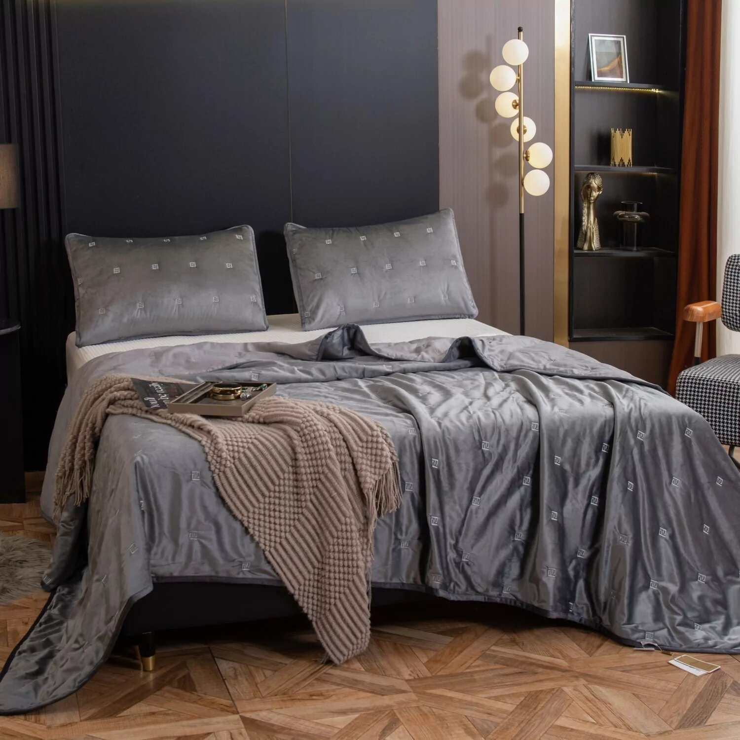 Велюровое покрывало Grande 240*260 см (Евро Макси) от VIVA - HOME TEXTILE серо-серебристое