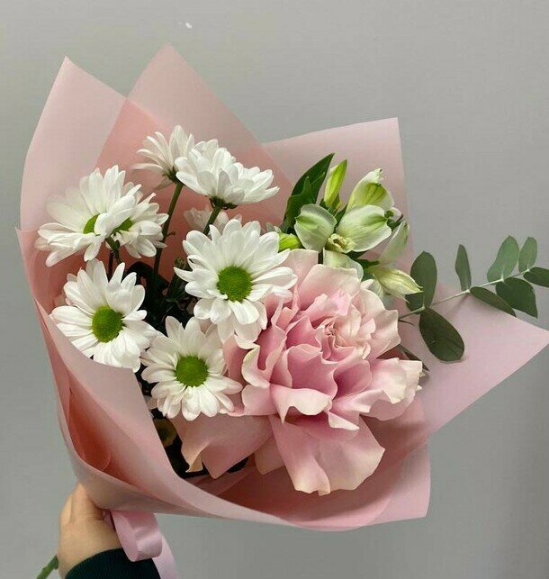 Букет Well Flowers "Букет девушке", авторская упаковка, высота 40 см, букет свежих цветов