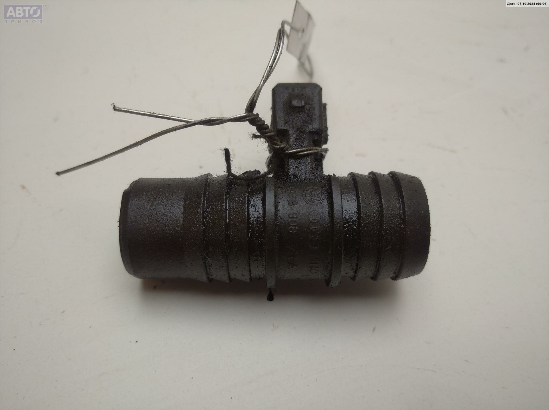 Фланец (тройник) системы охлаждения Volkswagen Transporter T4