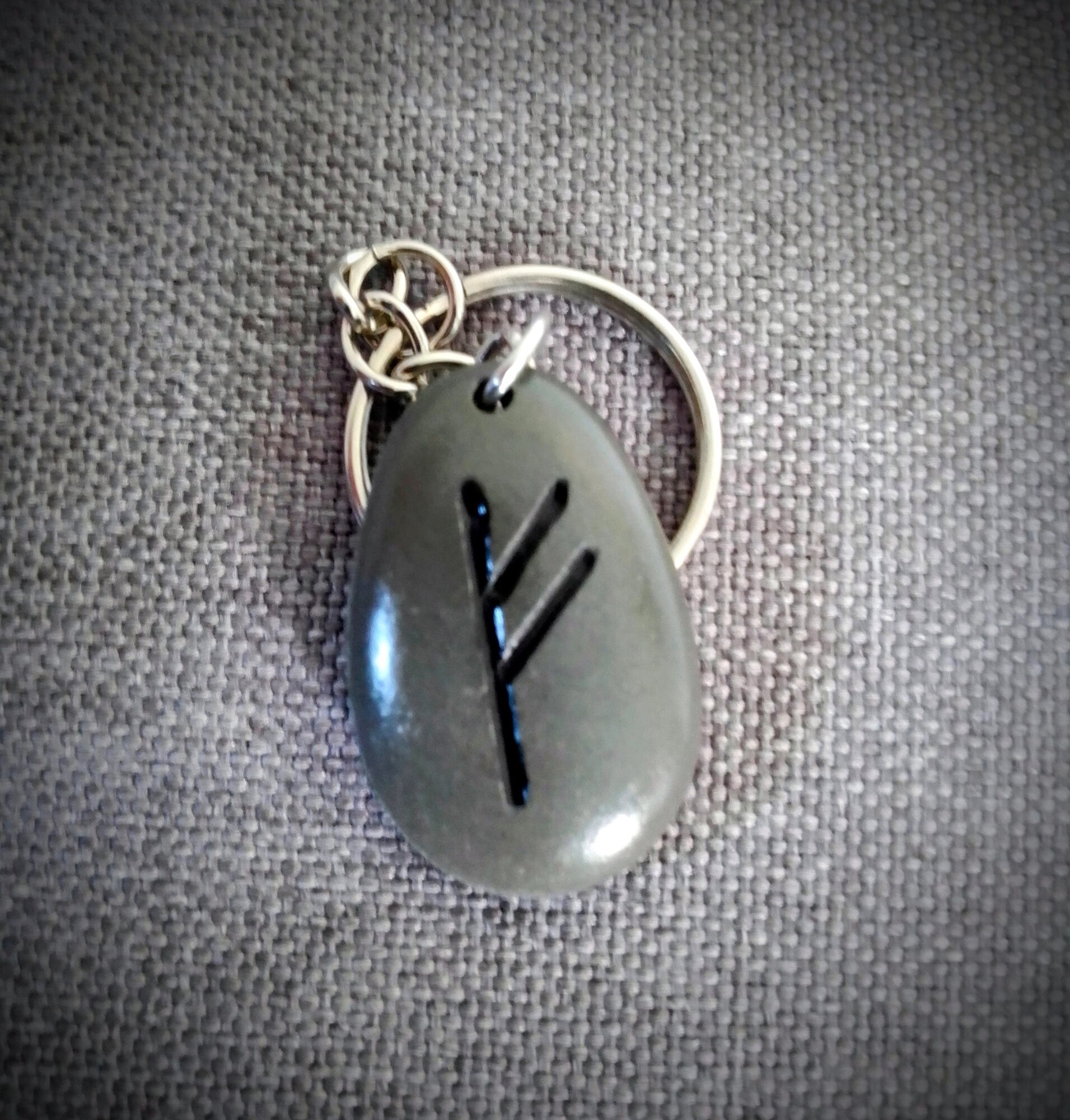 Руна Феху брелок . Талисман для привлечения богатства на камне. Гравировка.