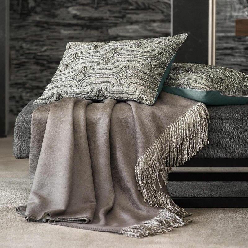 Декоративная подушка Togas Саурино, 40х60 см, хлопок, гипоаллергенная, с вышивкой бисером