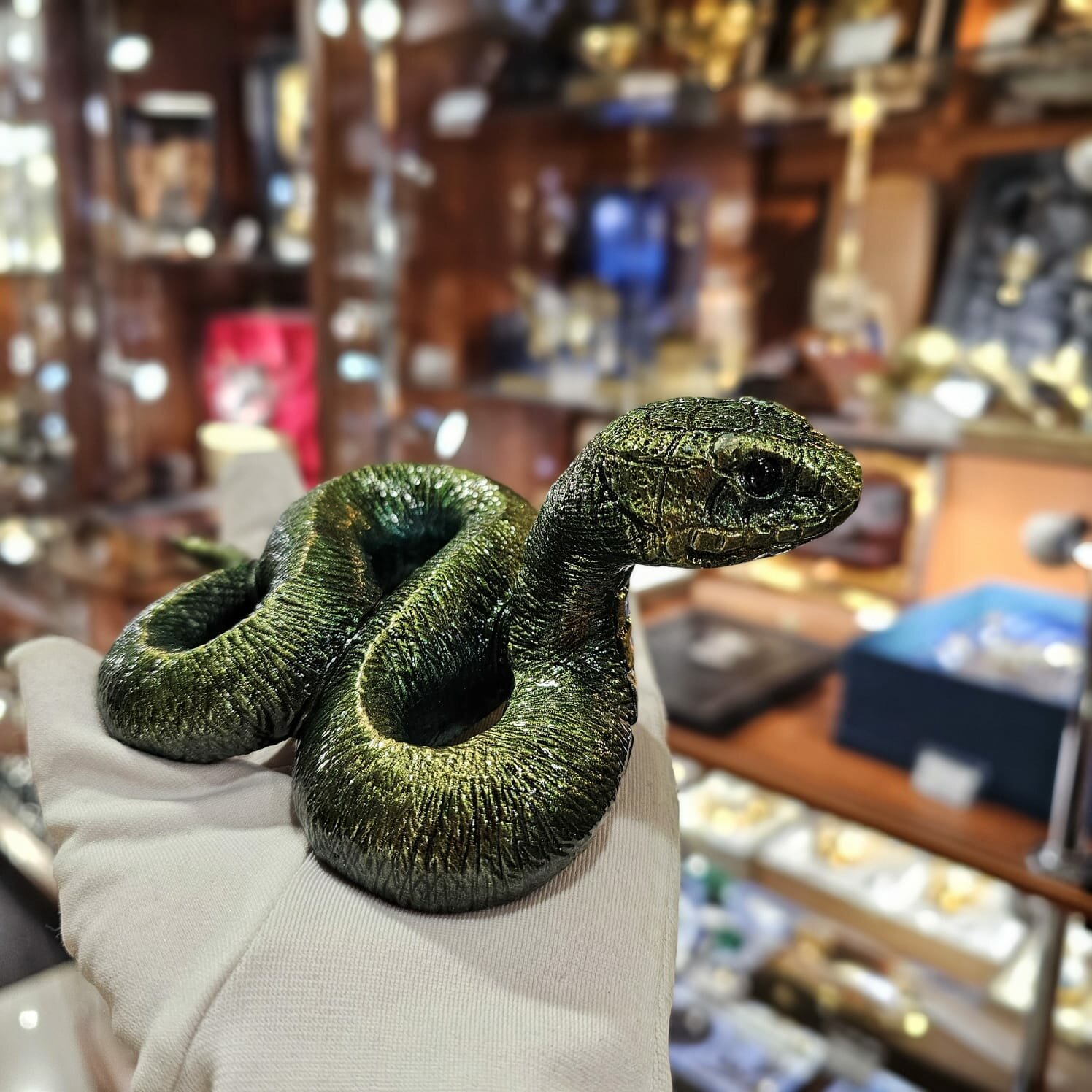 Скульптура Змея символ года 2025, ручная роспись-зеленая поталь, мраморная крошка