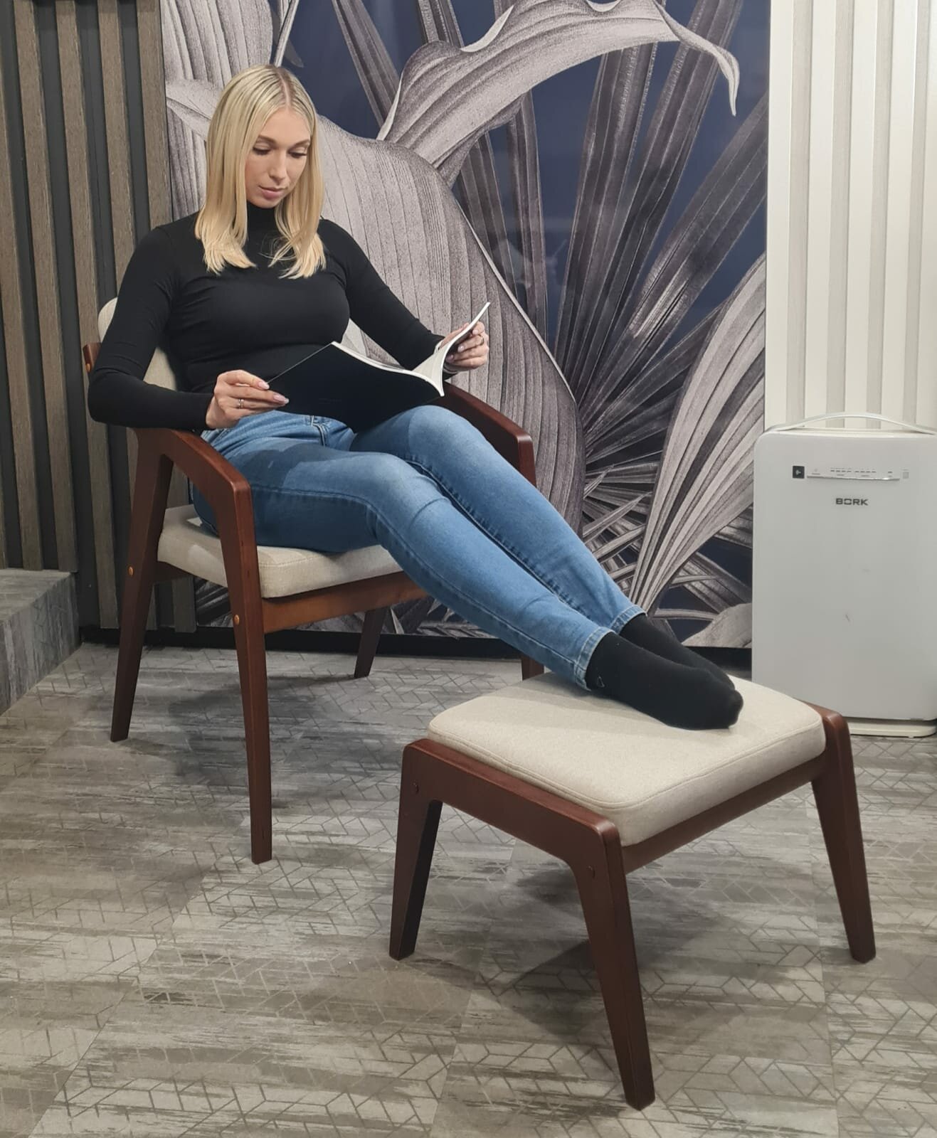 Комплект кресло в скандинавском стиле и пуф арском , основание фанера, обивка бежевая рогожка