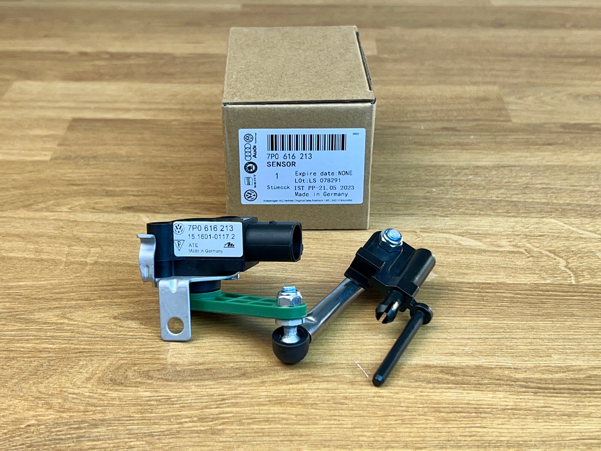 Датчик уровня кузова (дорожного просвета) передний левый для Volkswagen Touareg II NF / Porsche Cayenne 958