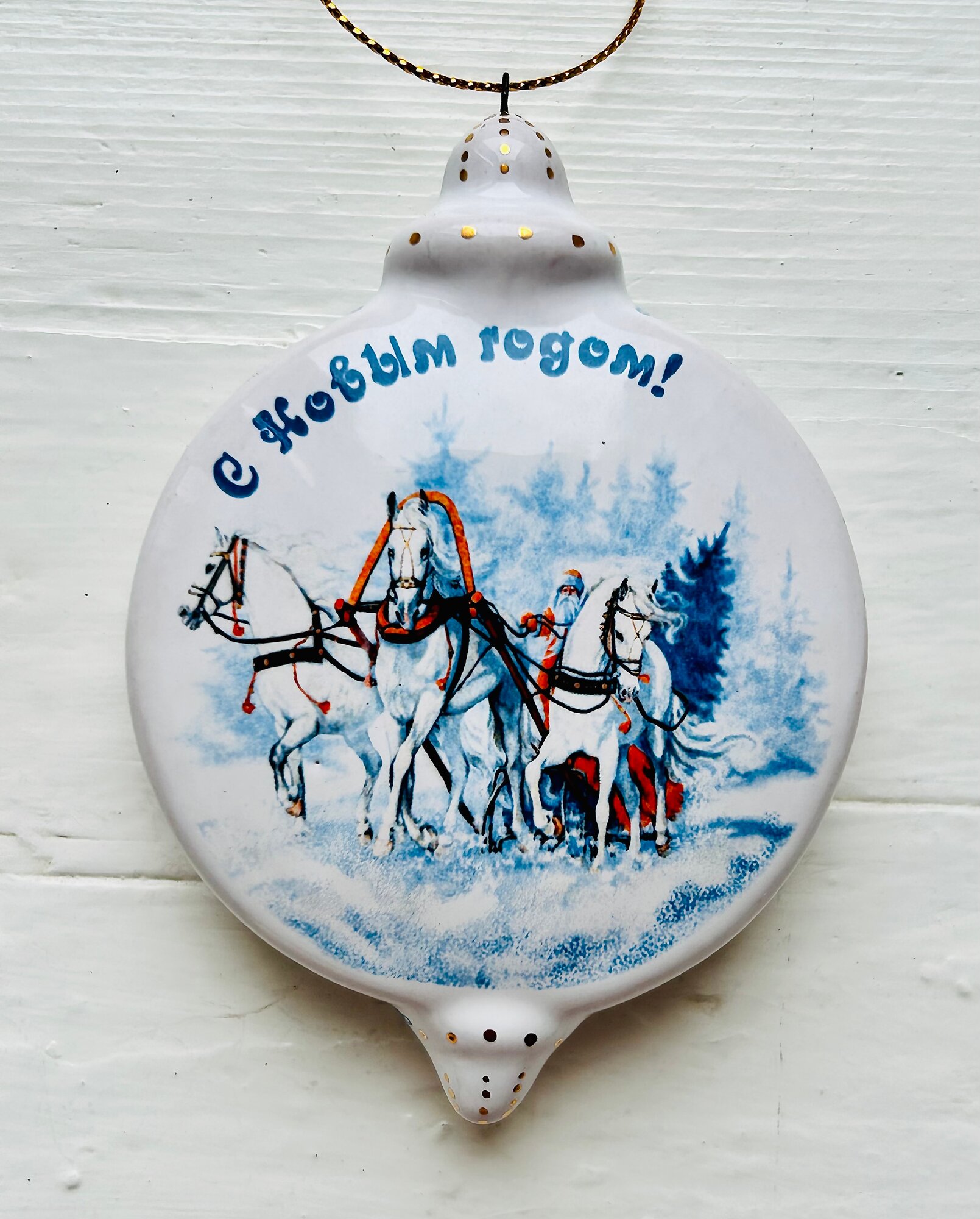 Елочная игрушка Медальон керамический Тройка, Майолика, 9,5 см