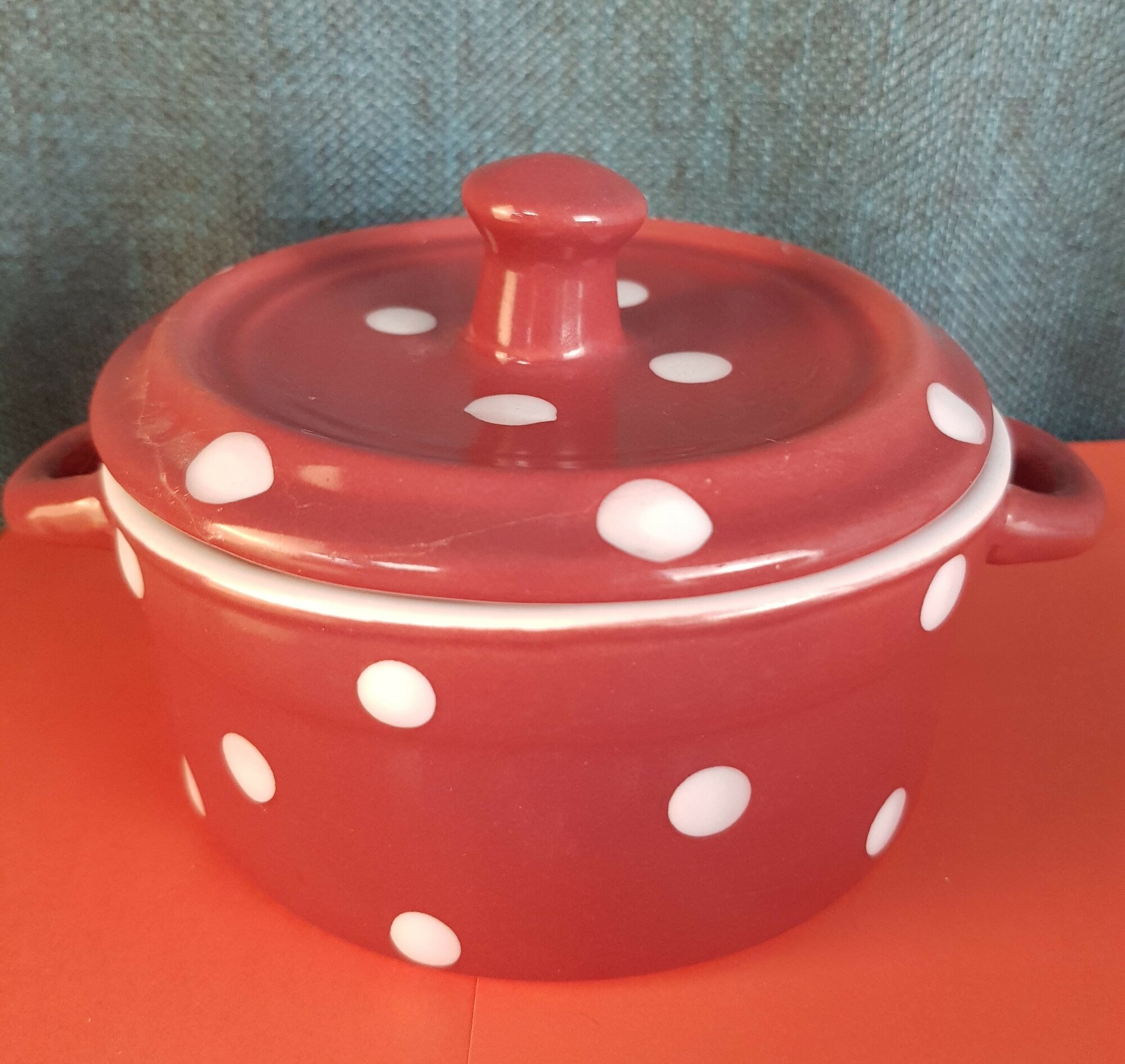 !09 Супница-кокотница круглая с крышкой, диаметр 10,5 см, высота 8,5 см. Франция Цвет красный