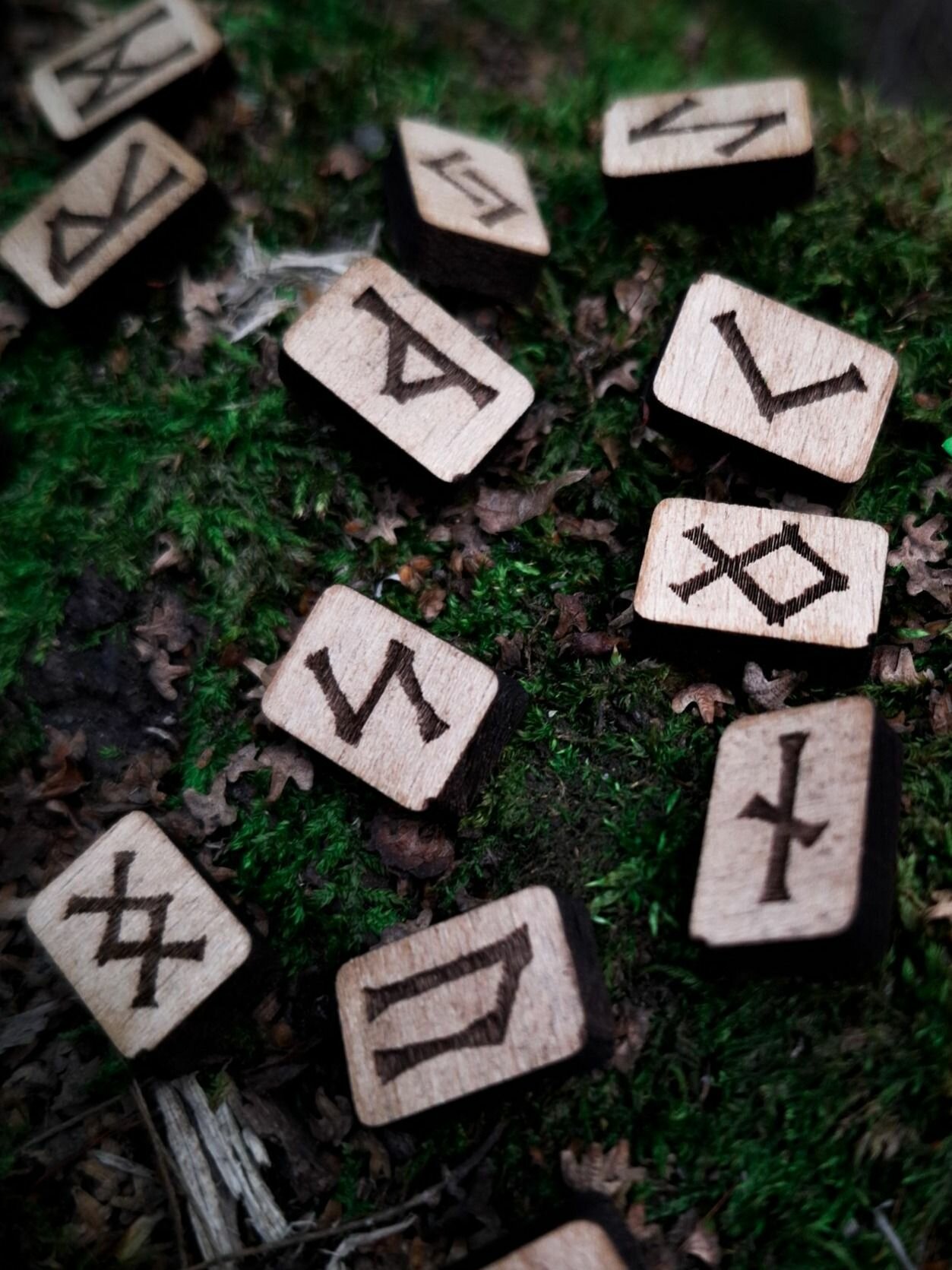 Скандинавские руны из дуба