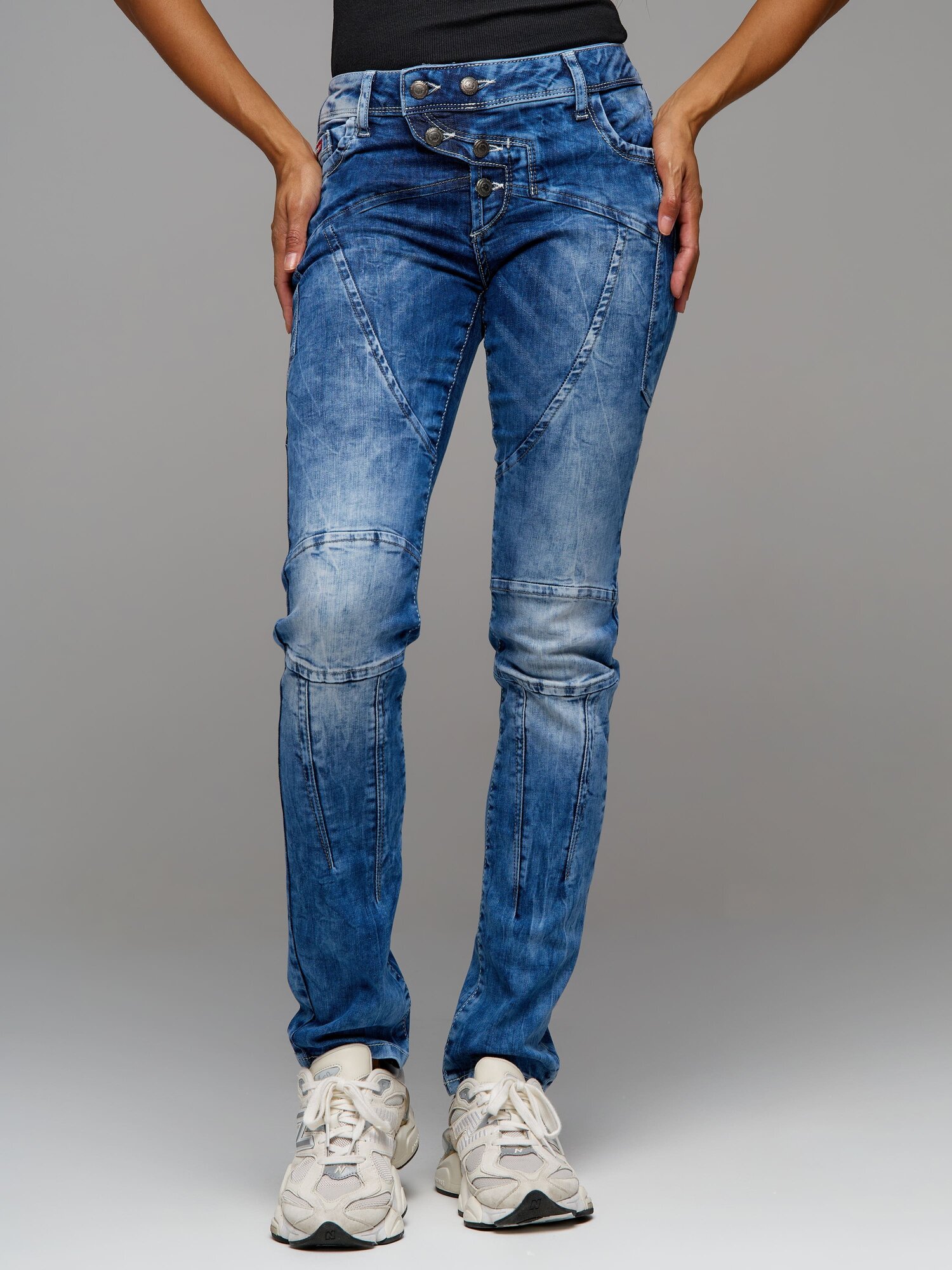 Джинсы зауженные 