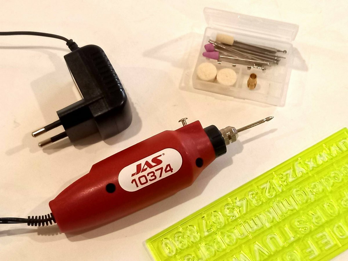 Бормашина с набором различных насадок, цанговым патроном, двумя сменными цангами