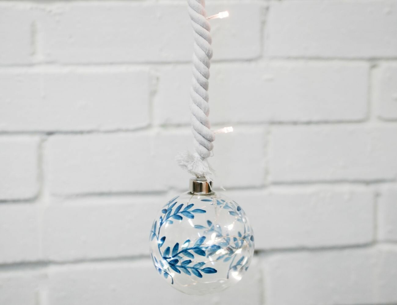 Светящийся шар на канатике фолье тенере БЛЮ, стекло, 10 теплых белых микро LED-огней, 10 см, Peha Magic GF-22260