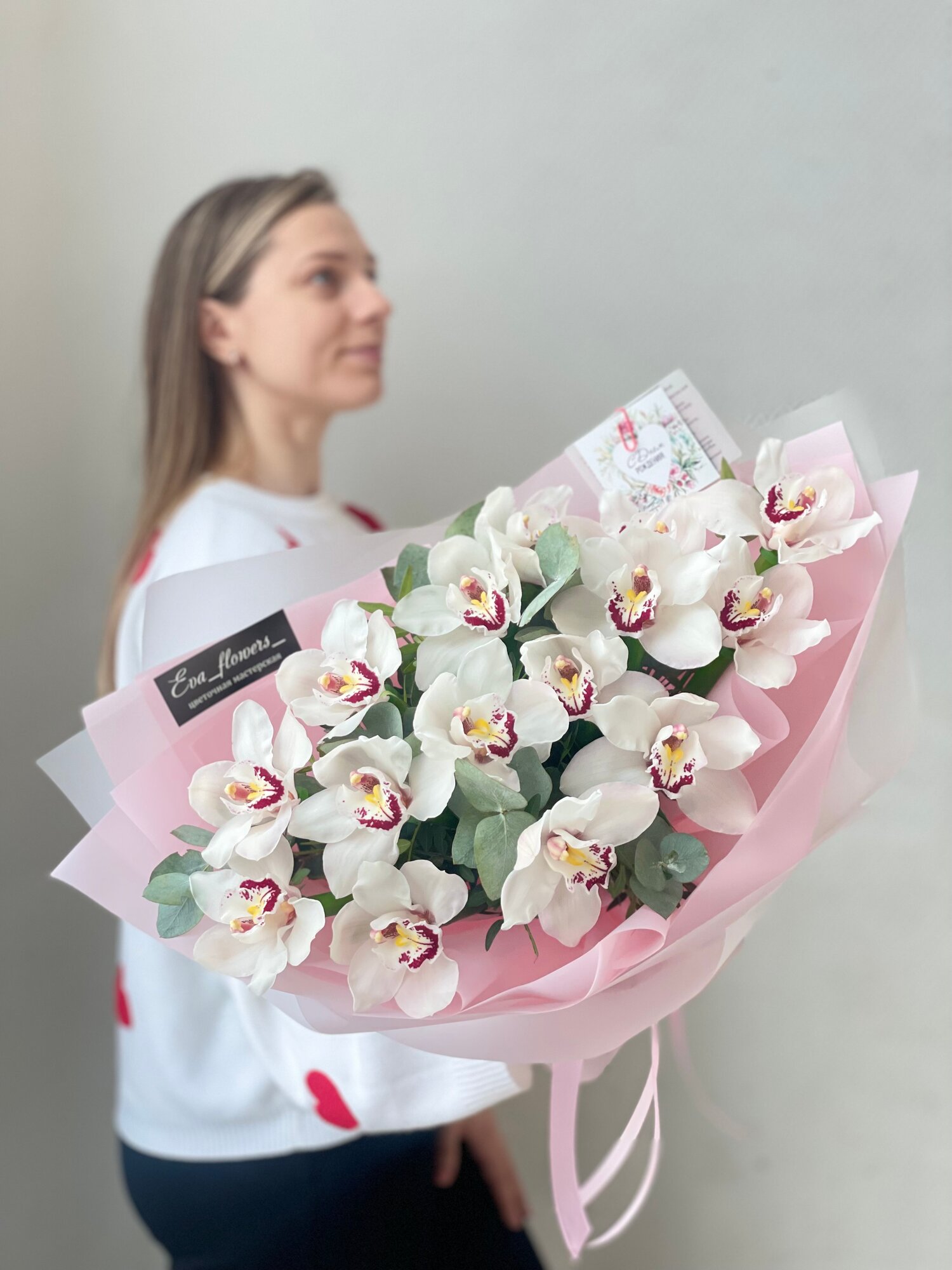 Букет белых орхидей