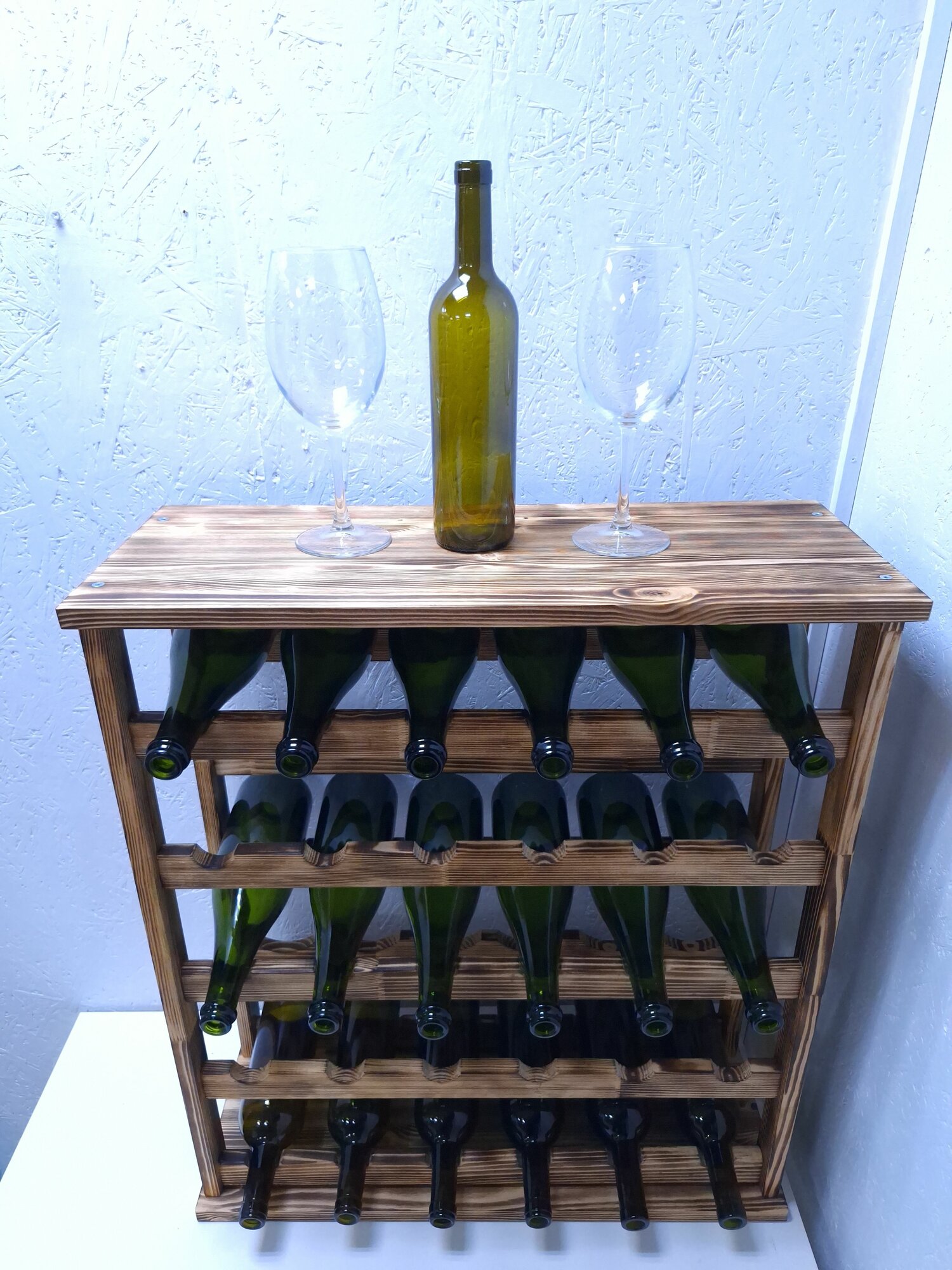 Стеллаж для 30 бутылок вина и шампанского деревянный со столешницей. В обжиге.