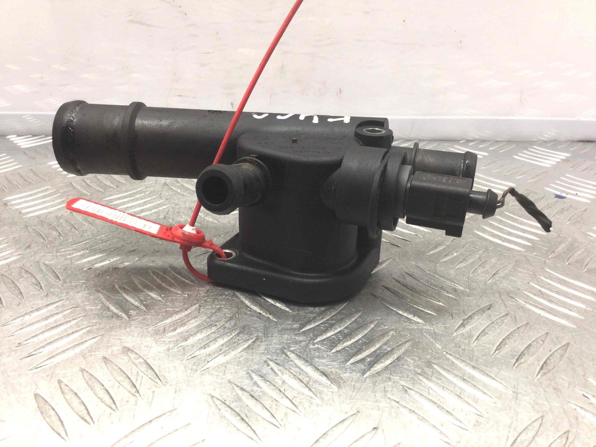 Б/У Фланец (тройник) системы охлаждения Volkswagen Polo 4 поколение (2001-2005) 2009 г.